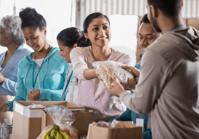 27 Mindful Pay It Forward Ideas to Create a Cycle of Kindness